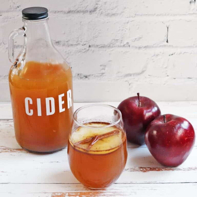 Cinnamon Spiced Apple Pie Cocktail | Sinful Kitchen